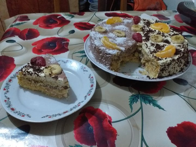 Un tort delicios si super gustos facut cu multe ingrediente este un ...